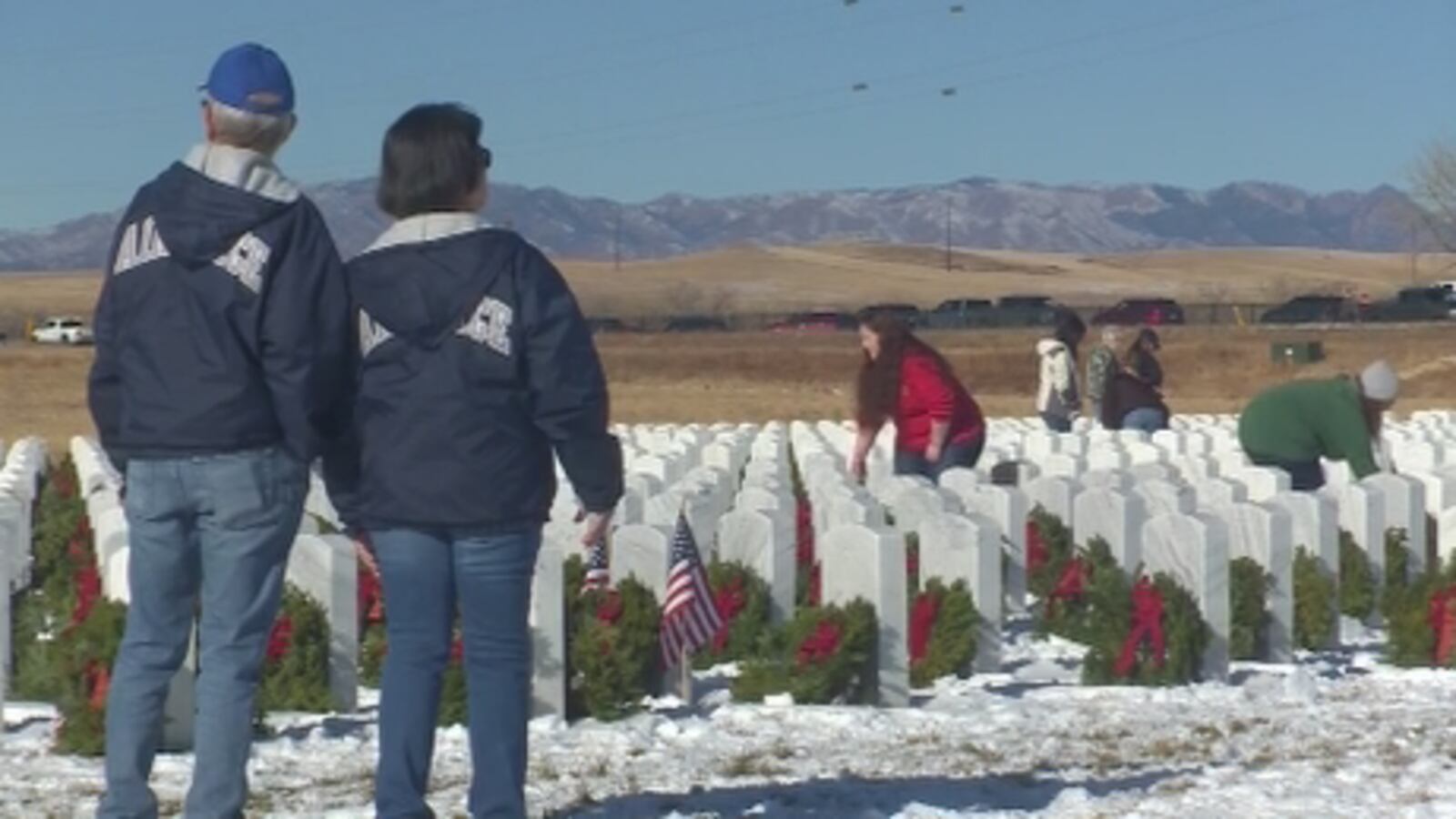 ‘Their service keeps us free,’ volunteers place wreaths on the graves ...